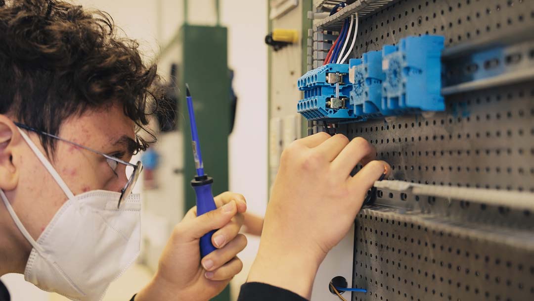 Operatore meccanico - installazione e cablaggio di componenti elettrici ...